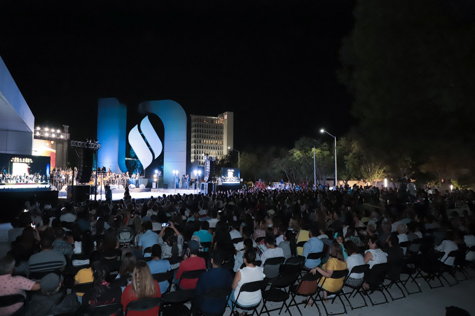 More than 1,200 people attended the Commemorative Concert for the 50th ...